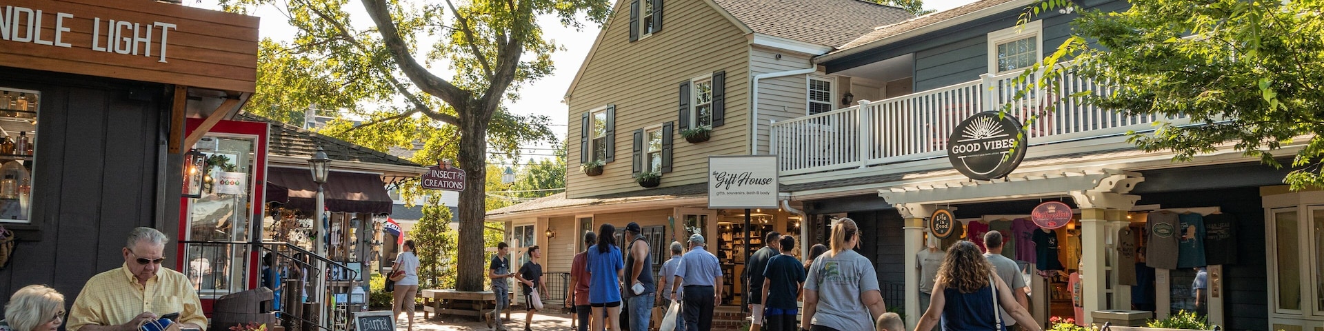 Kitchen Kettle Village showing street scenes and a small town or village