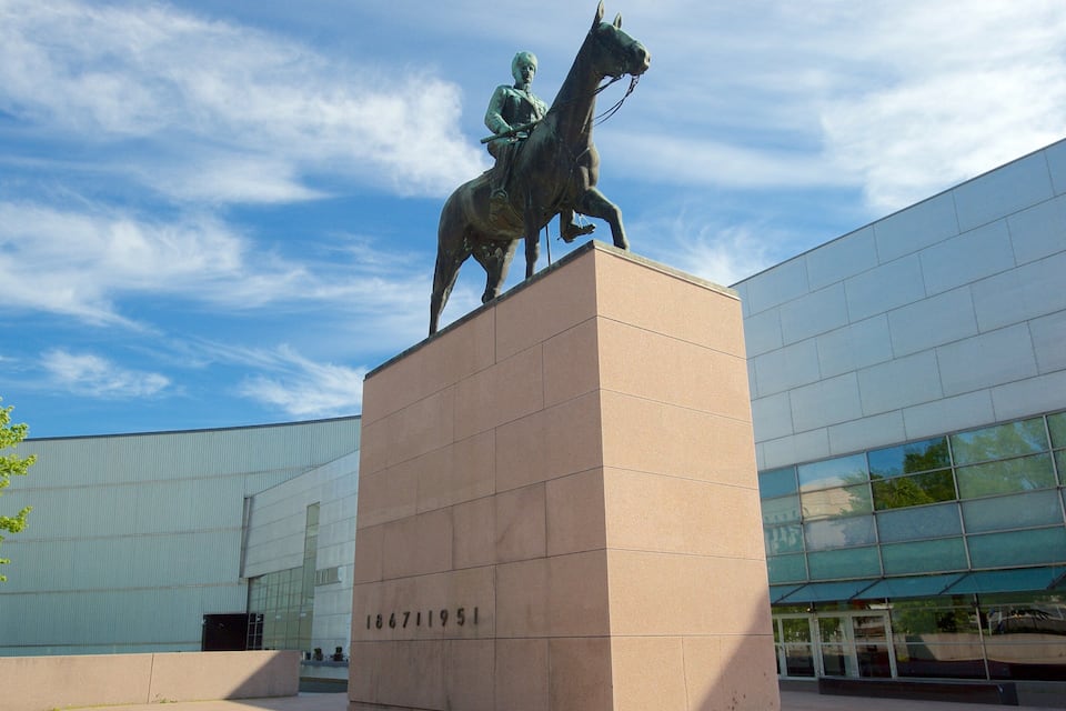Estátua de um homem a cavalo sobre um pedestal retangular com a inscrição '1867 11951'.