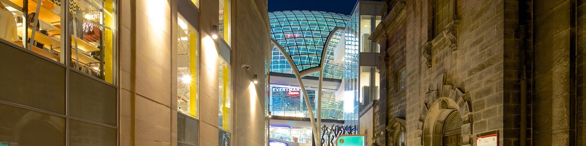 Trinity Leeds Mall que inclui cenas noturnas, cenas de rua e elementos de patrimônio