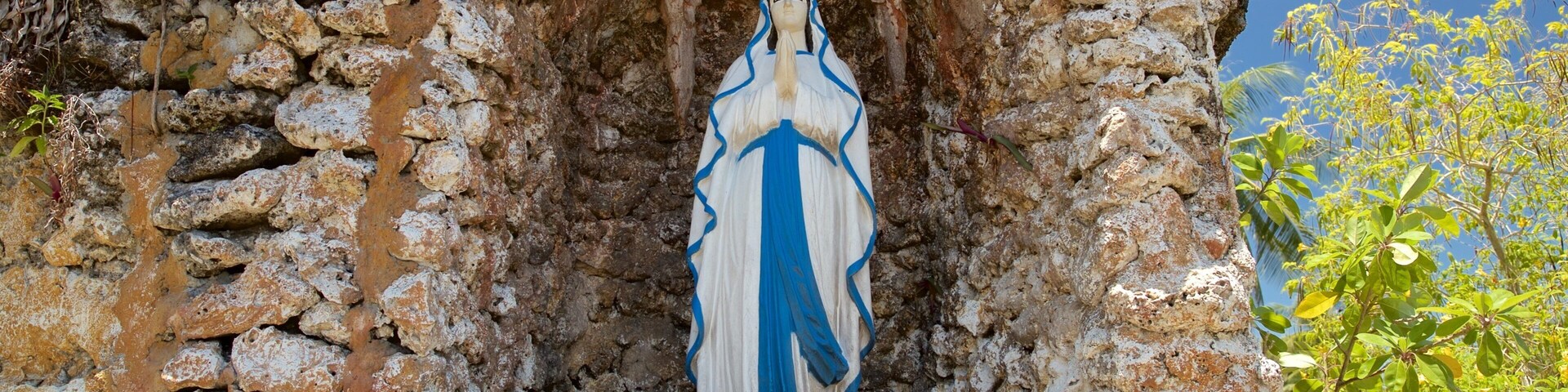 Iglesia de Santiago Apóstol mostrando uma estátua ou escultura