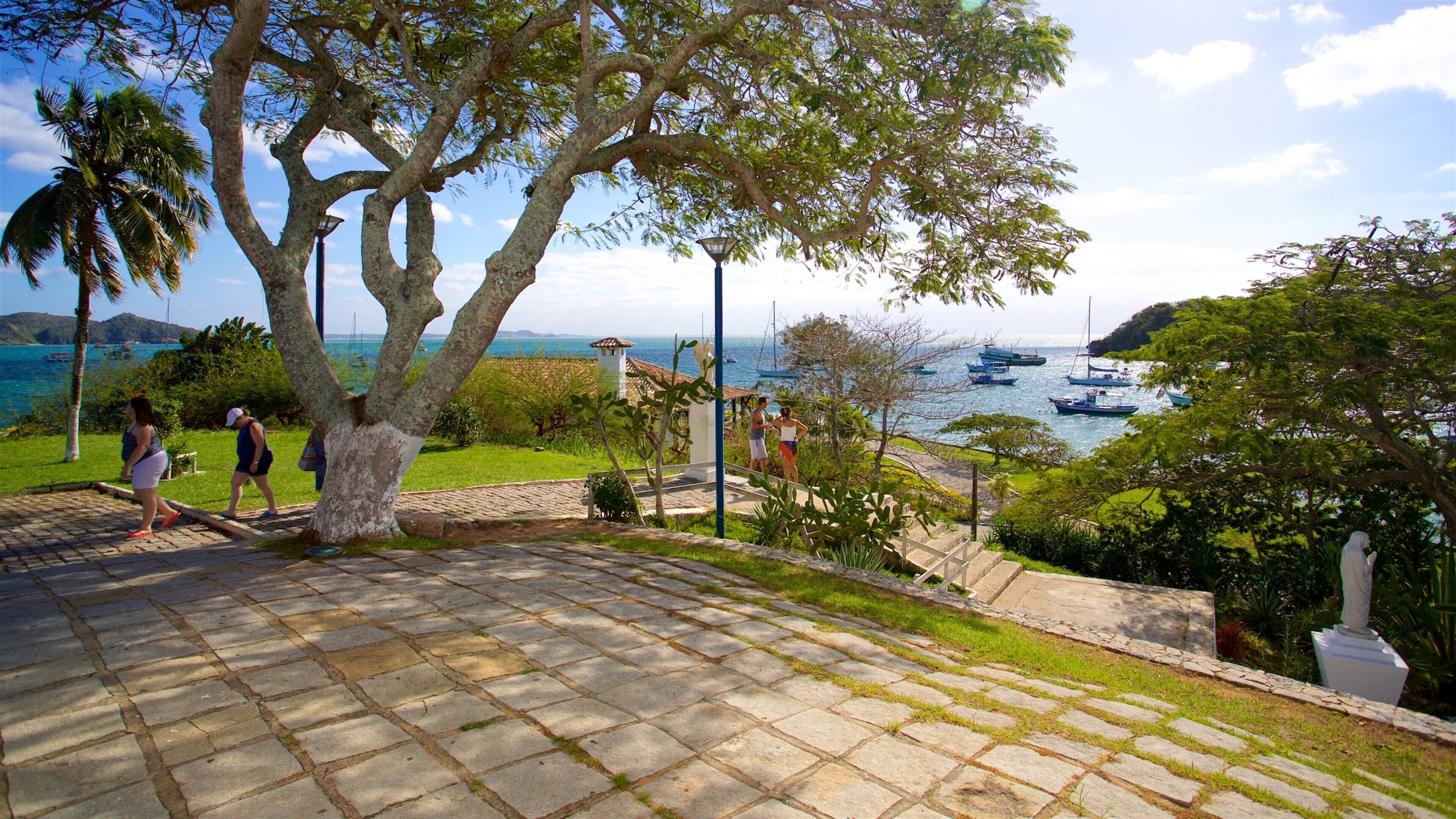 Igreja de Sant\'Ana que inclui um jardim, paisagens litorâneas e uma baía ou porto