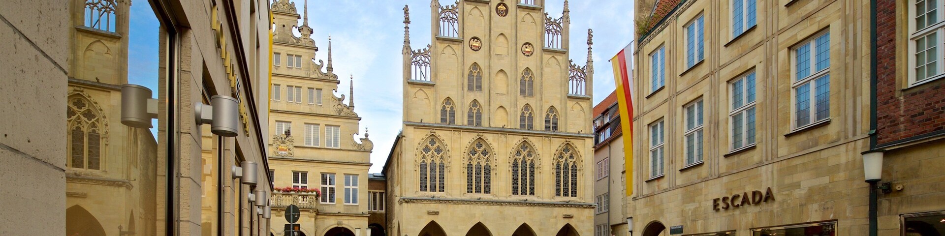 Historisches Rathaus caracterizando arquitetura de patrimônio, uma cidade e uma igreja ou catedral