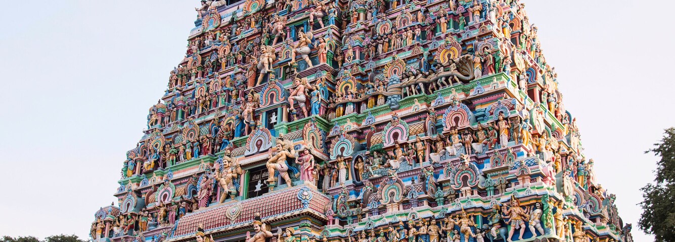 Um templo com esculturas e estátuas detalhadas.