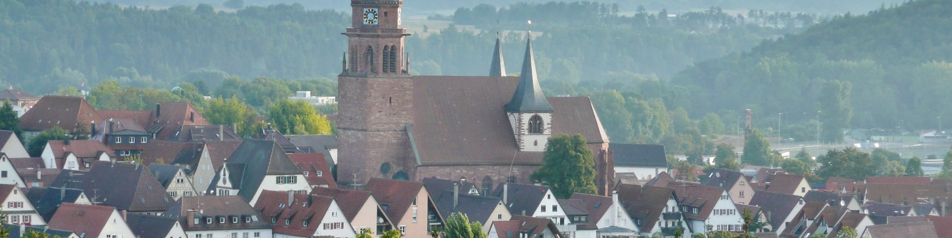 Weil der Stadt (Über dem Stadtkern erhebt sich die ab dem 15. Jahrhundert errichtete Stadtkirche St. Peter und Paul, ein spätgotischer Hallenbau mit drei Türmen)
