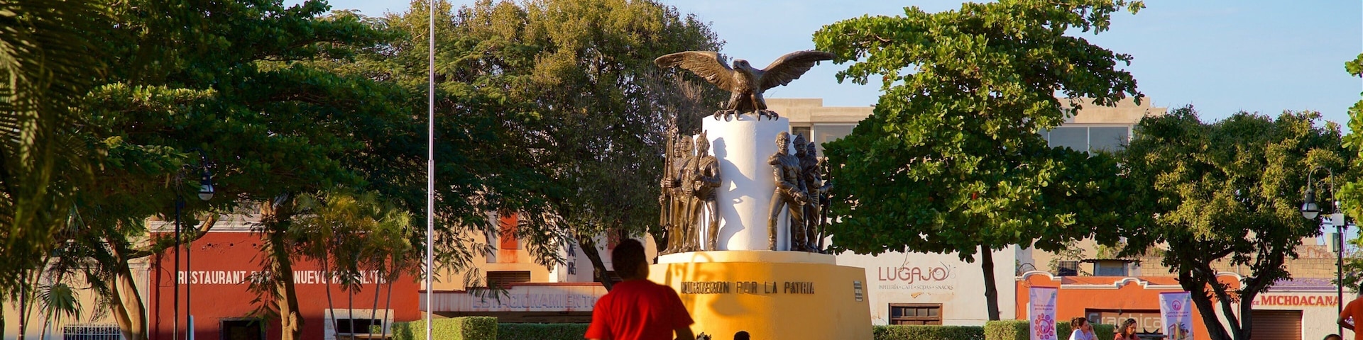 Parque de La Mejorada mostrando uma estátua ou escultura e um parque assim como um homem sozinho