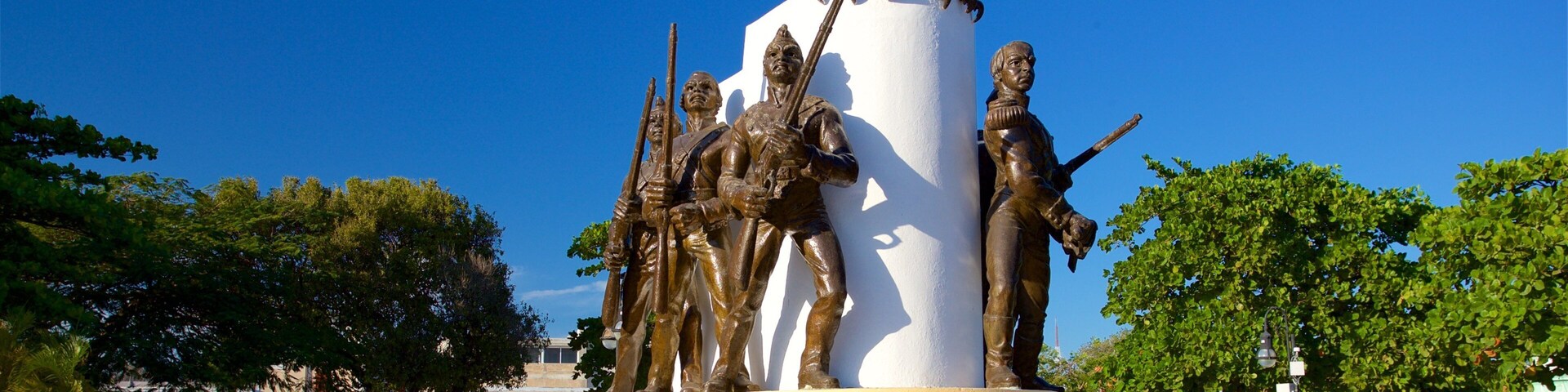 Parque de La Mejorada que inclui uma estátua ou escultura e um jardim