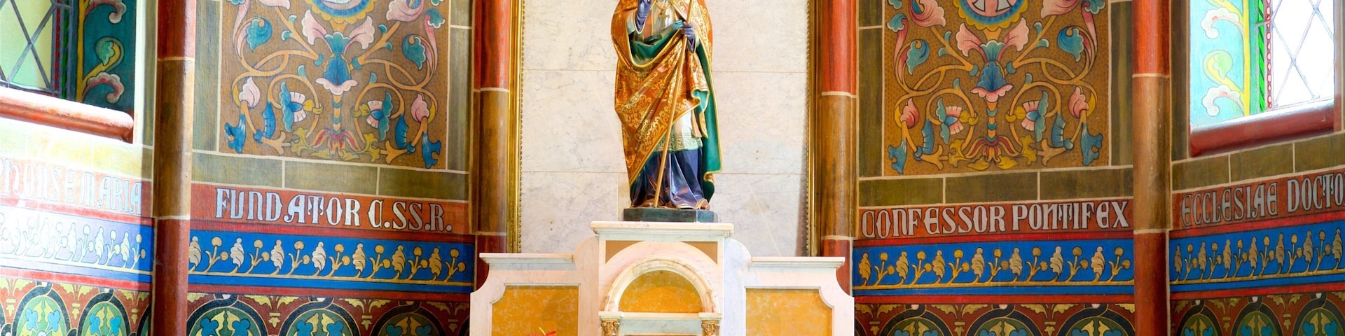 Igreja de São José que inclui elementos de patrimônio, vistas internas e aspectos religiosos