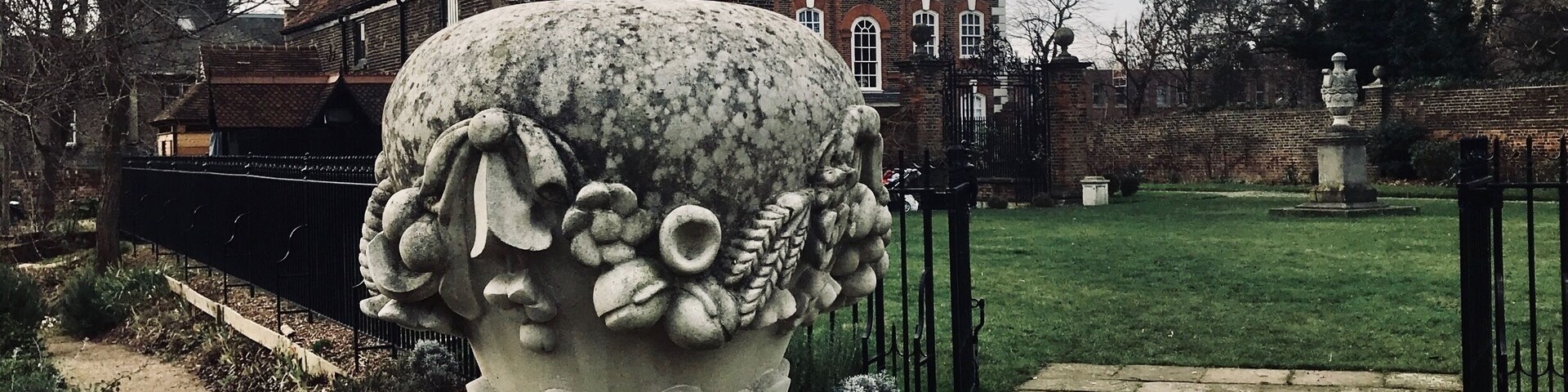 Rainham Hall
Dutch domestic Queen Anne style.
Date: 1729.
Grade II* listed.
Nearest station: Rainham.