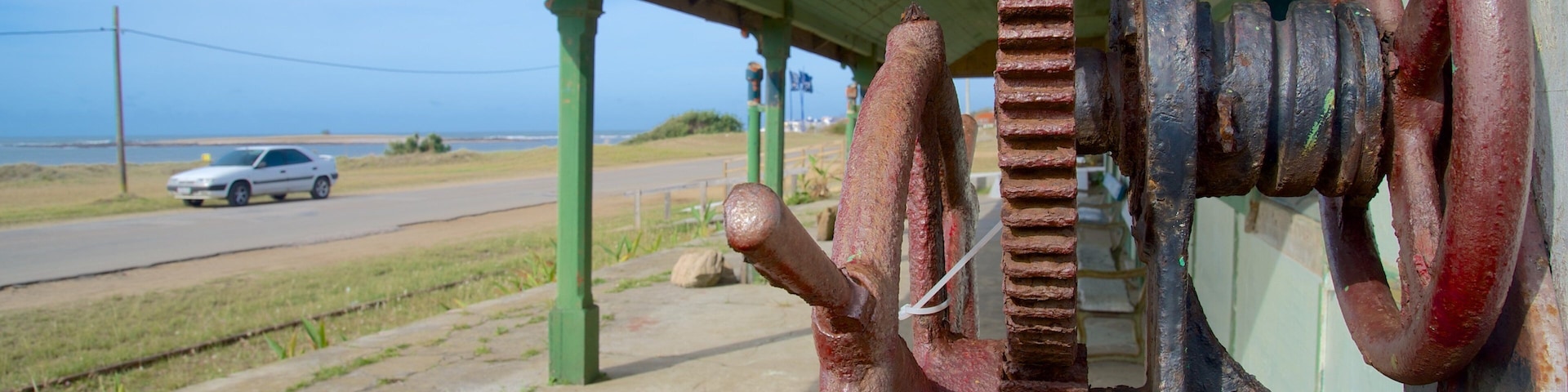 Antiga Estação Ferroviária mostrando uma cidade pequena ou vila