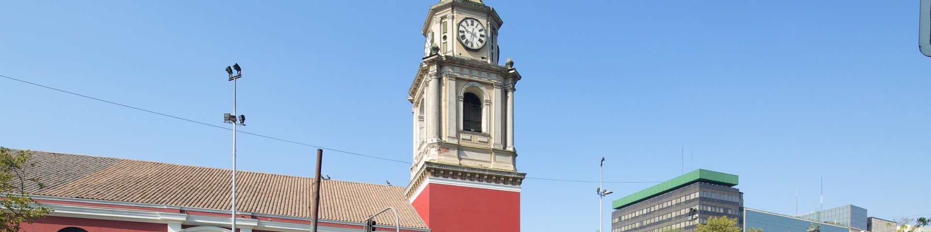 Igreja de São Francisco caracterizando cenas de rua assim como um grande grupo de pessoas