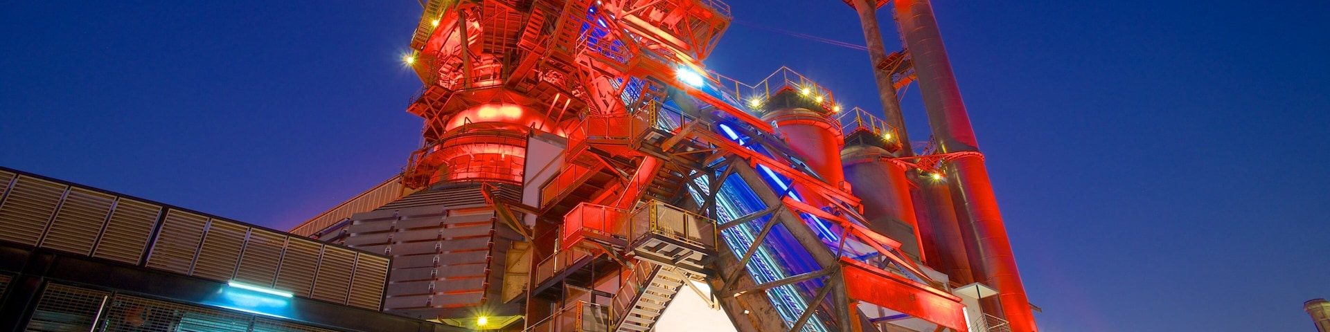 Museu do Aço Horno 3 que inclui cenas noturnas e uma cidade