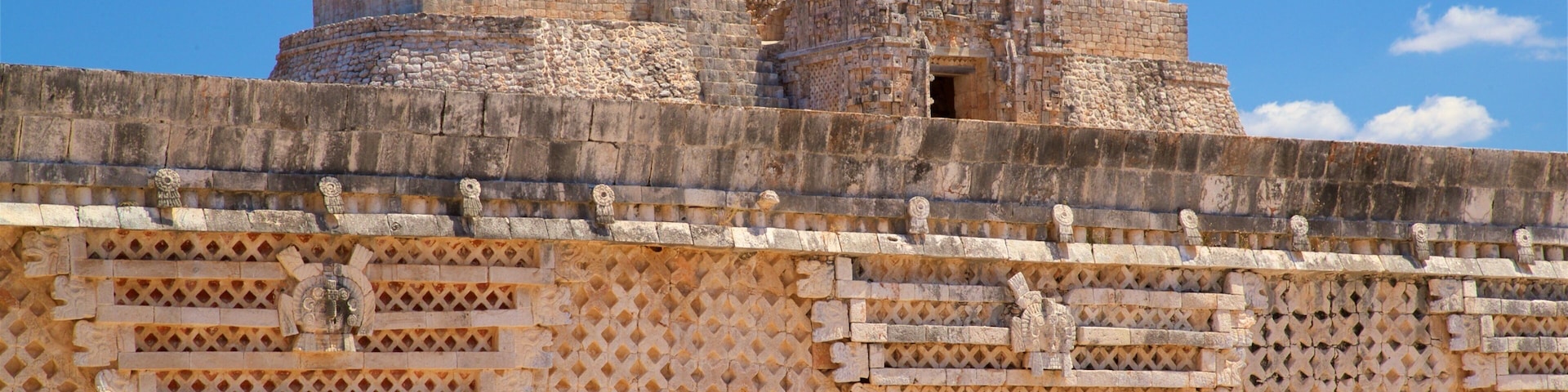 Uma construção de pedra com esculturas detalhadas e um céu azul límpido.