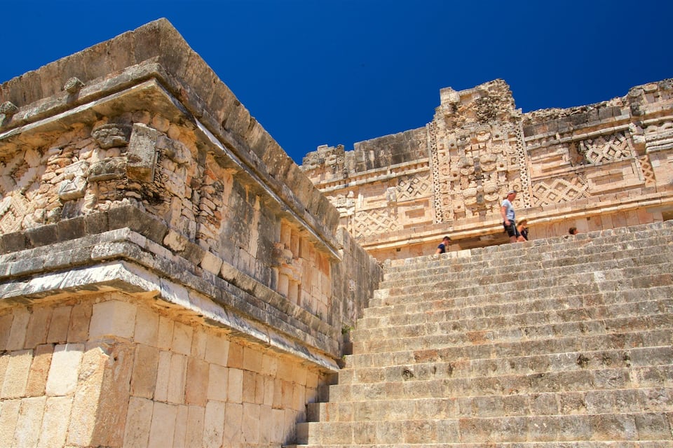 Uma escadaria de pedra que leva a uma estrutura em forma de pirâmide com intrincados entalhes.