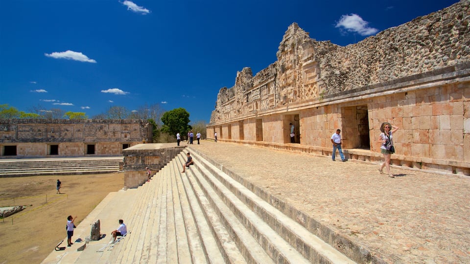 Sítio arqueológico de Uxmal mostrando elementos de patrimônio assim como um pequeno grupo de pessoas