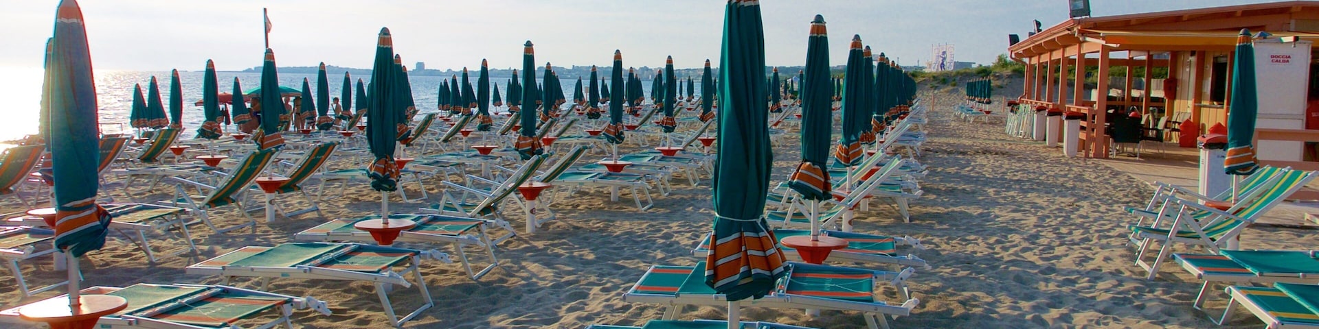 Baia Verde Beach que inclui uma praia e um pôr do sol