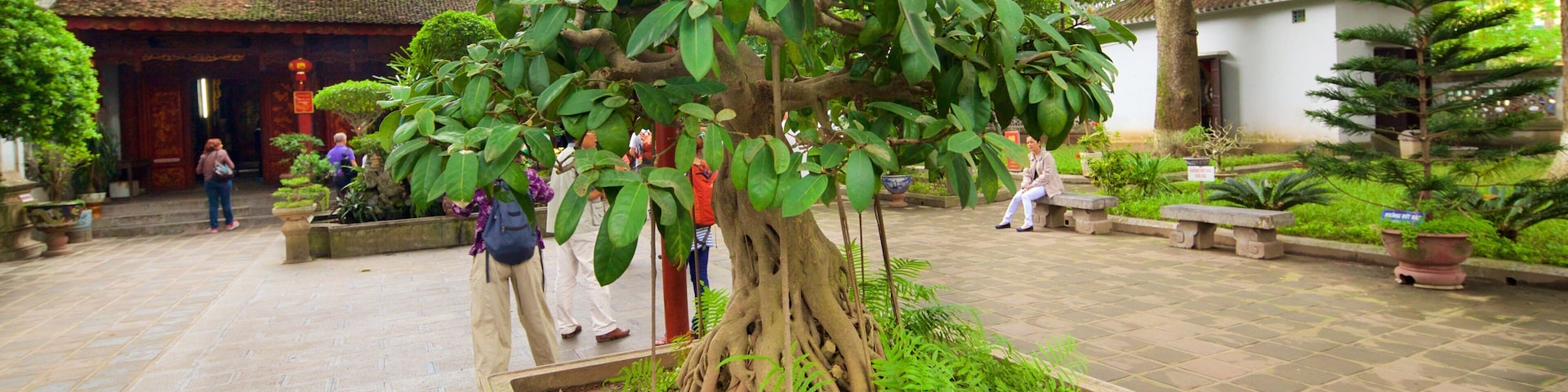 Templo de Quan Thanh que inclui uma praça ou plaza e um templo ou local de adoração
