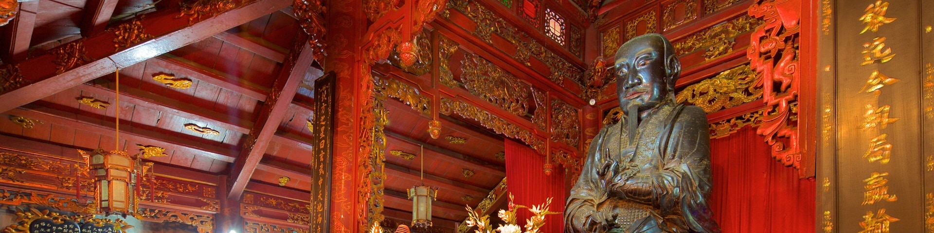 Templo de Quan Thanh mostrando aspectos religiosos, vistas internas e um templo ou local de adoração