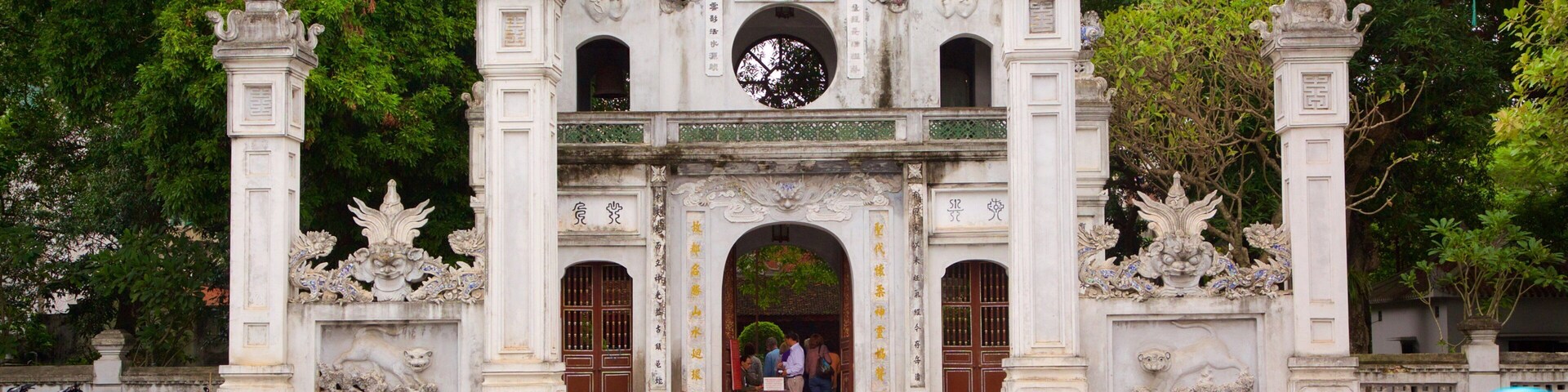 Quan Thanh Temple showing a temple or place of worship and religious aspects
