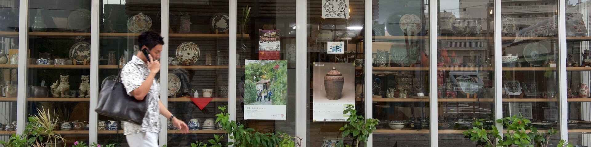 Museu de Cerâmica Tsuboya mostrando cenas de rua assim como um homem sozinho