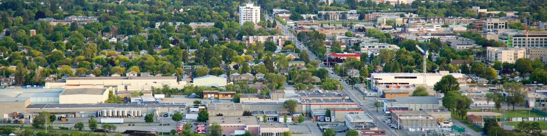 Knox Mountain Park caracterizando um rio ou córrego e uma cidade