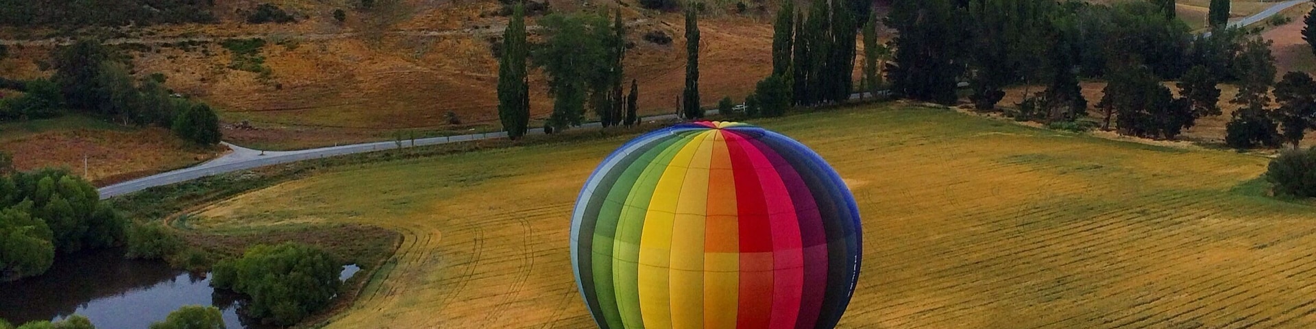 Early mornings in Queenstown don't come much better than lifting off the ground in a Balloon while watching the sun rise from behind the hills.
#BestOf5 #Queenstown #Adventure #NewZealand #Travel #SunriseBalloons #Ballooning #GoldenHour #BalloonsAroundTheWorld