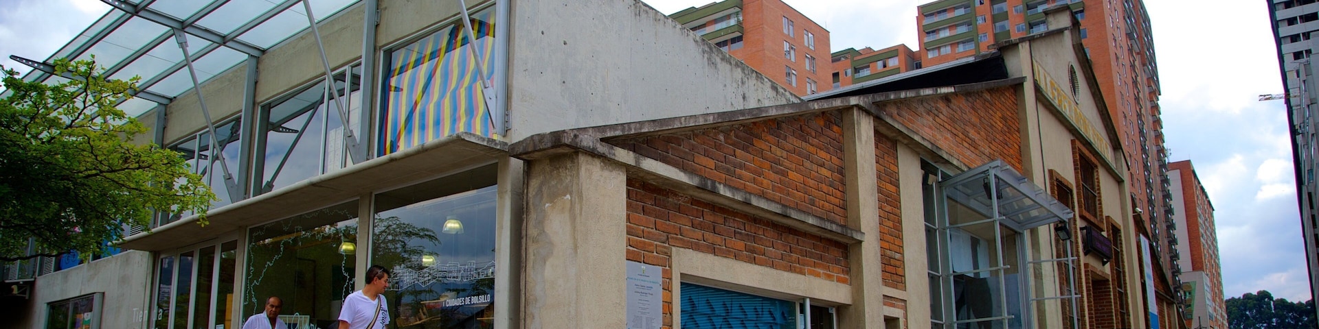 Museo de Arte Moderno de Medellín que inclui cenas de rua e elementos de patrimônio