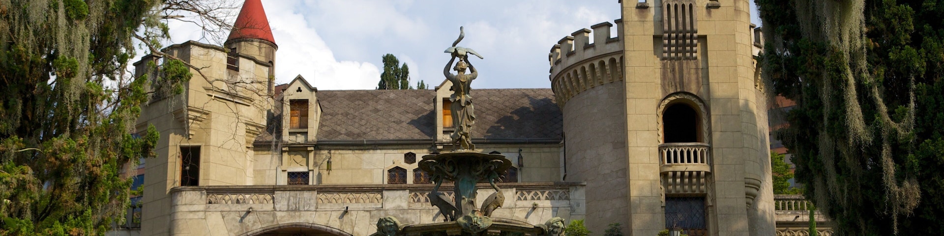 El Castillo Museum showing a fountain, heritage architecture and a castle