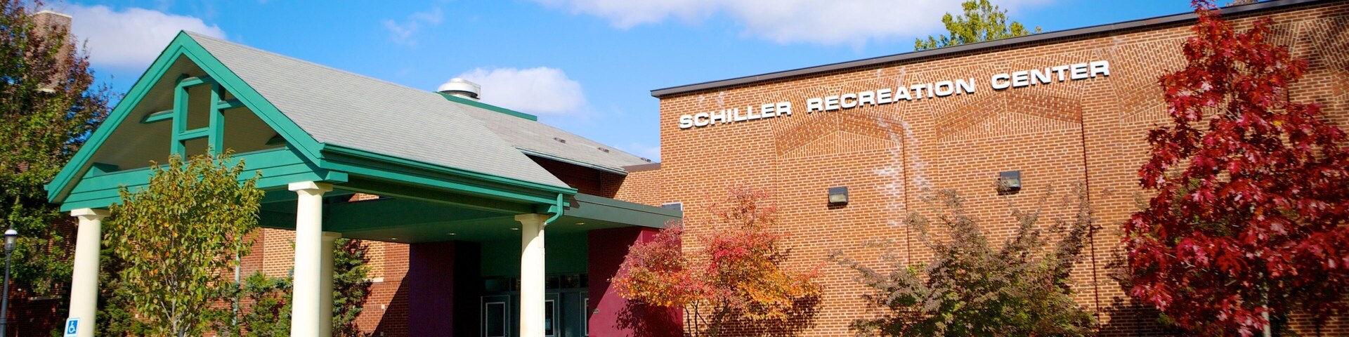 Parque Schiller mostrando um jardim e sinalização