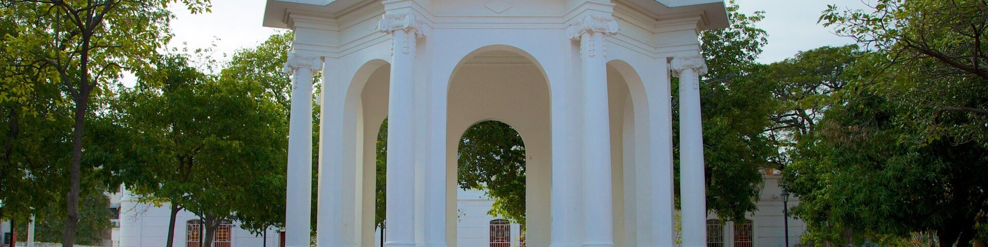 Parque de Los Novios showing a monument, a garden and heritage architecture