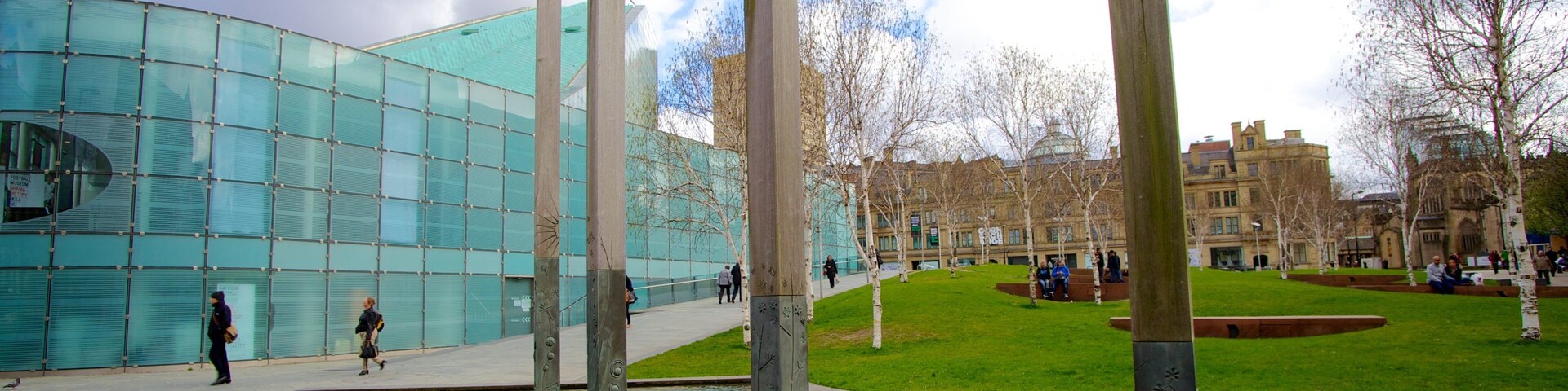 National Football Museum mostrando arquitetura moderna e um lago