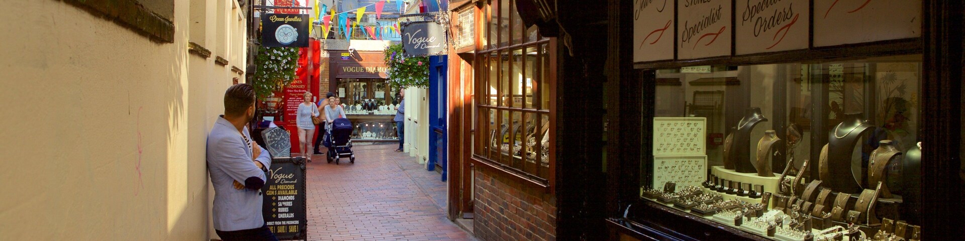 Brighton Lanes caracterizando cenas de rua assim como um homem sozinho