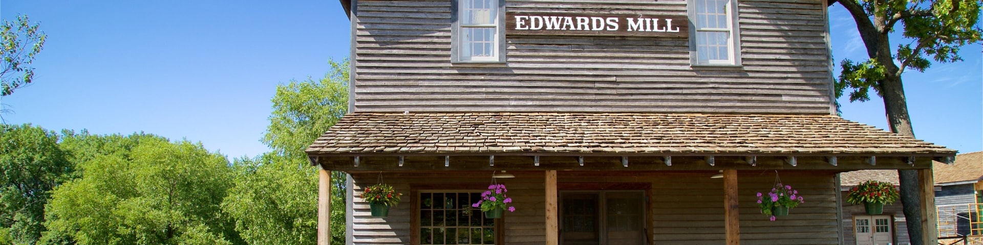 Universidade de Ozarks mostrando elementos de patrimônio e flores