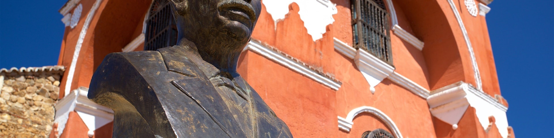 Arches of Carmen showing a statue or sculpture and heritage elements