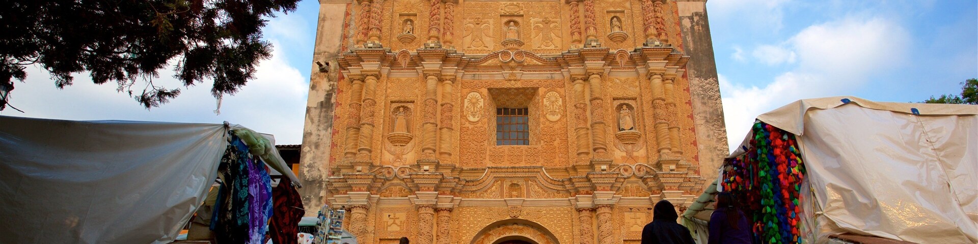 Templo de Santo Domingo which includes a church or cathedral and heritage architecture as well as a small group of people