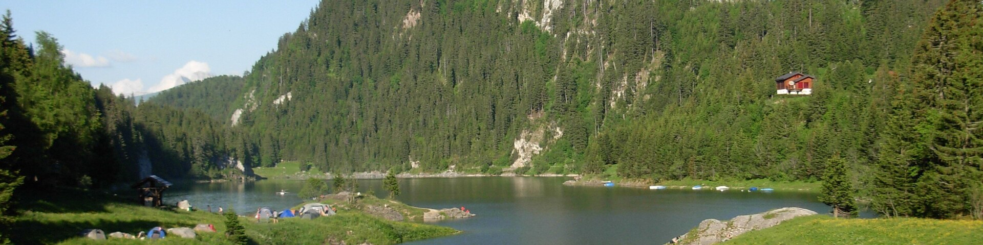 Le Lac de Taney avec le Tâche (alt. 1693 m). Juin 2008.