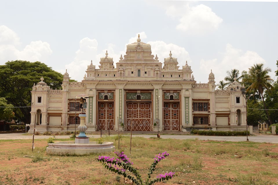 Um templo grande e ornamentado, com várias torres e esculturas detalhadas.