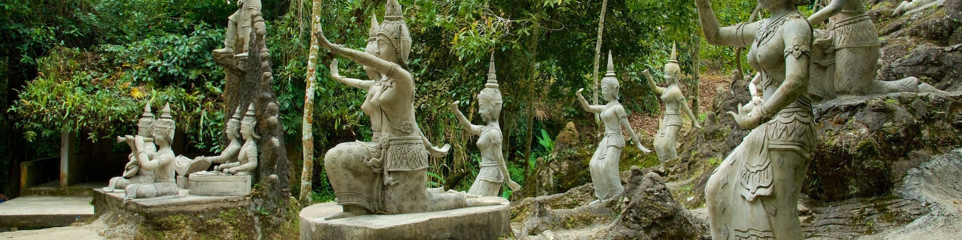 Secret Buddha Garden mostrando uma estátua ou escultura e um parque