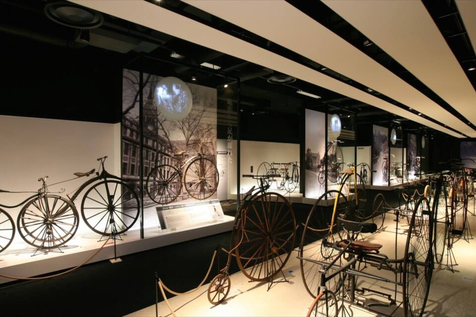 Uma exposição de museu com vários bicicletas antigas em exibição.