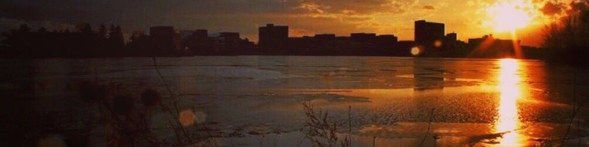 A beautiful sunset today at ub! At least there is one perk to being stuck on campus for 12 hours! 🌅🌅🌅 #ub #universityatbuffalo #buffalo #sunset #baridpoint #oozefestpits #springsemester #academicspine #campuslife