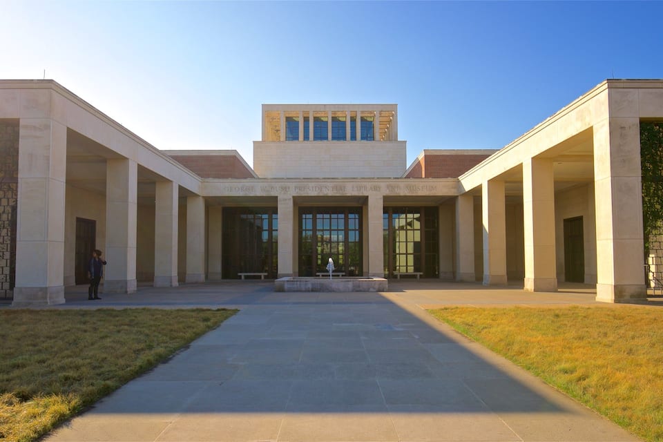 A Biblioteca e Museu Presidencial George W. Bush, com um pátio central e arquitetura simétrica.