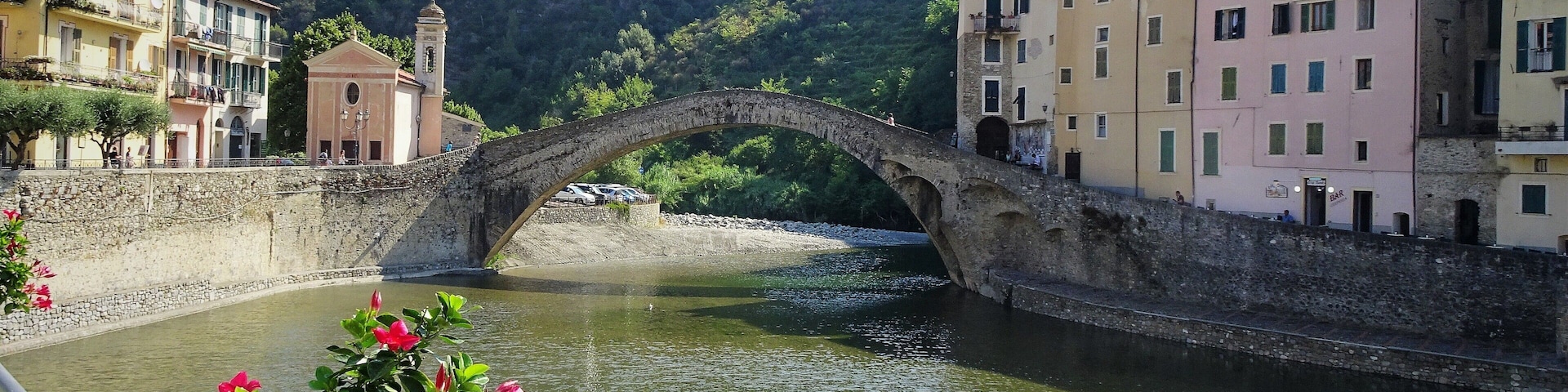 Touring the hinterland of San Remo: a mosaic of mountain villages, rivers and picturesque spots.
The elegant medieval bridge with a one-piece arch and 33 m high was painted several times by the impressionist painter Claude Monet.
