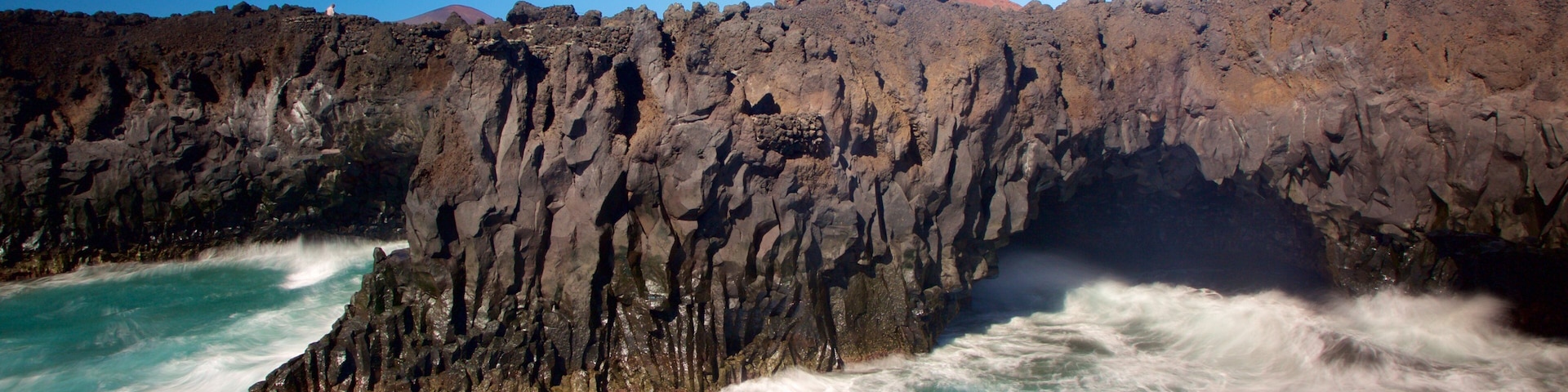 Grutas Los Hervideros que inclui litoral rochoso