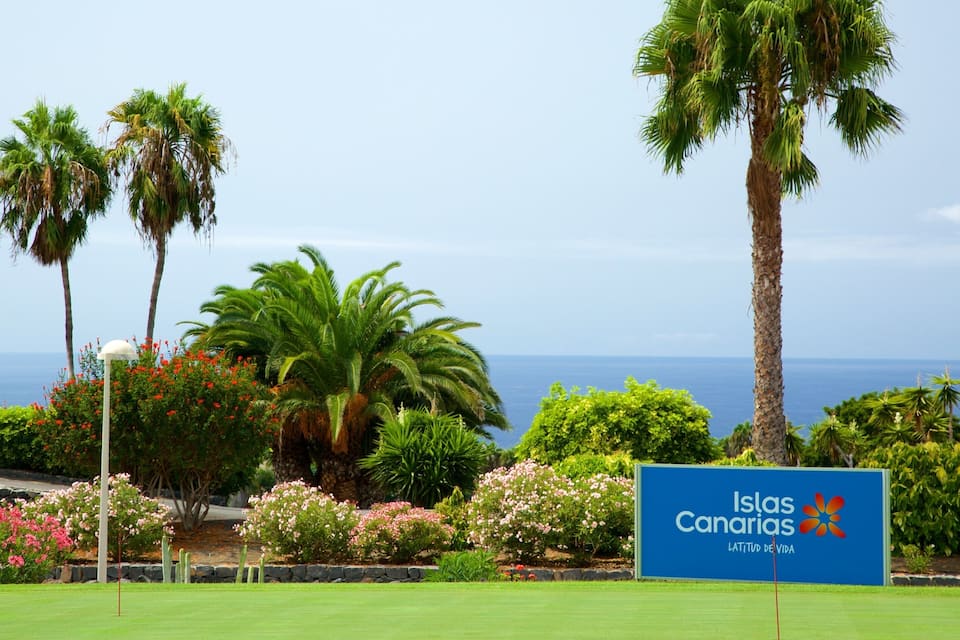 Um campo de golfe com um sinal a indicar 'Islas Canarias LATITUD DE VIDA'.