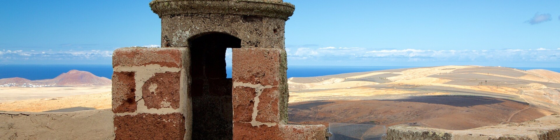 Castillo de Santa Bárbara mostrando paisagens do deserto e um castelo