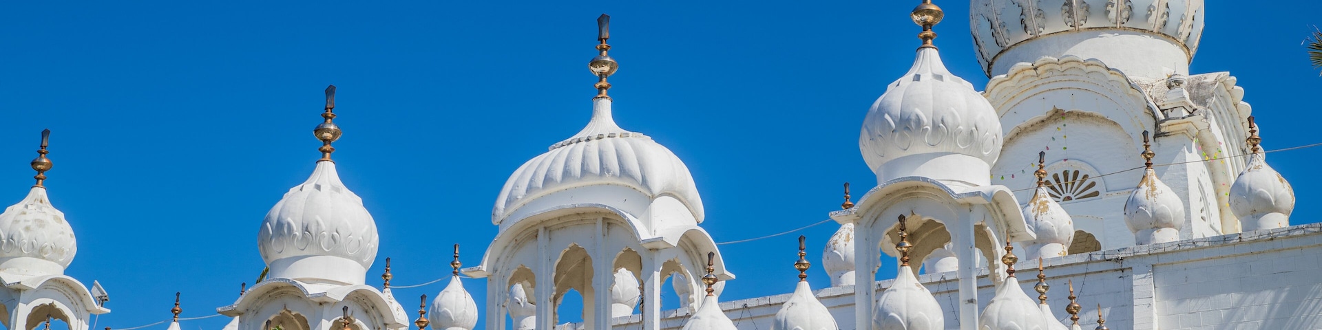 Guru Nanak Sikh Temple showing a mosque and a temple or place of worship