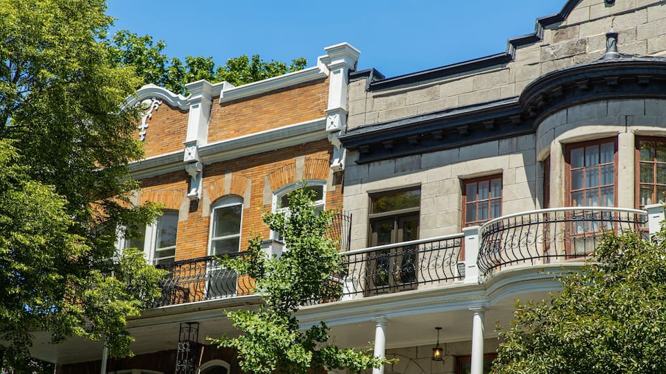 Um edifício histórico com varandas ornamentadas e fachada de tijolos.