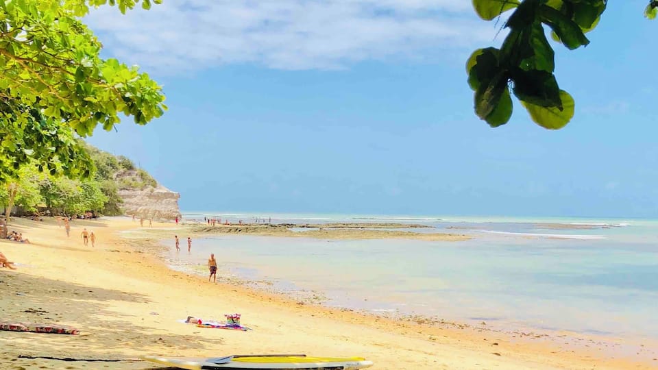 Praia do Espelho. Com lindas pousadas e casas para alugar.
Lugar com menos opções de restaurantes à noite.
Me hospedei no Quadrado, vilarejo próximo e passei o dia na praia do Espelho.