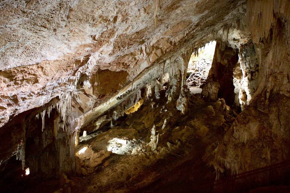 Caverna com estalactites e estalagmites.