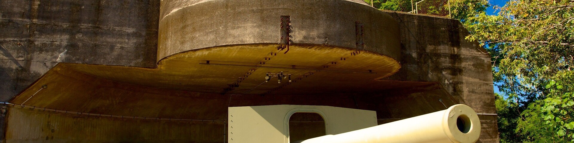 Uma grande estrutura de concreto com um canhão cilíndrico saliente.