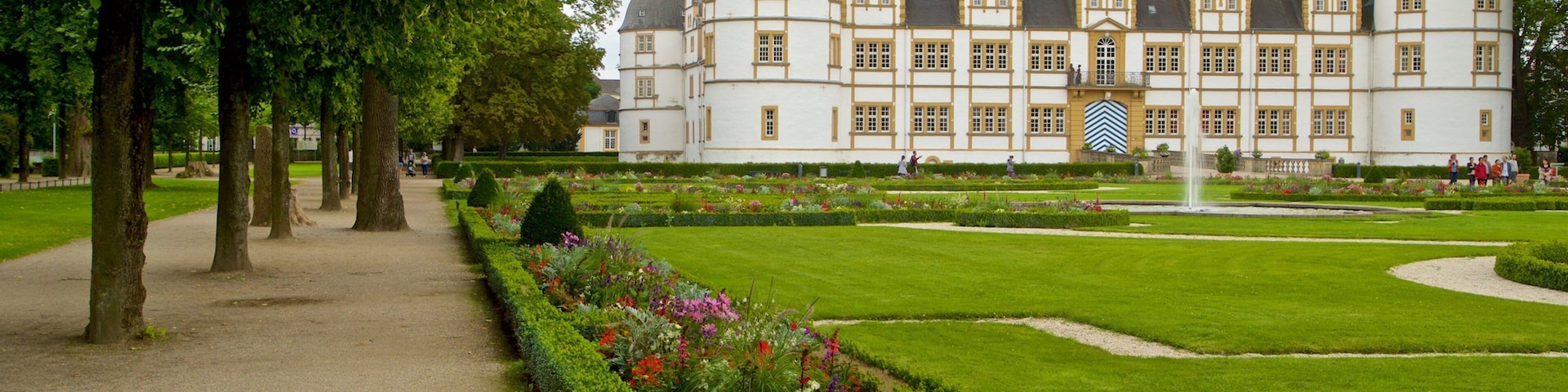 Castelo de Neuhaus que inclui flores, um castelo e um jardim